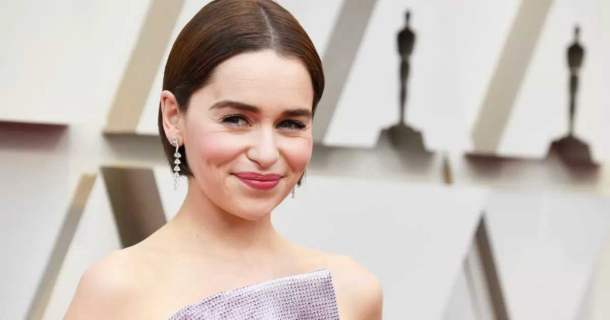 Emilia Clarke 'Anaponya Nsapato Zake Za Khaleesi' Pa Tchuthi Chozizira cha AF & Sindichita Nsanje N'komwe