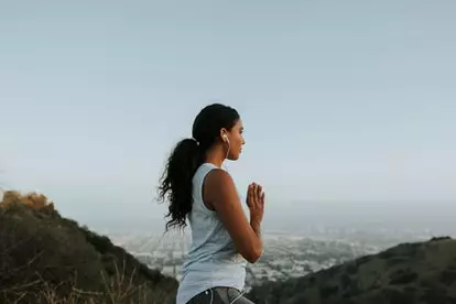 Babae na nagsasanay ng yoga para sa pagpapahinga