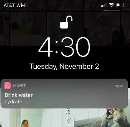 ഹൈഡ്രേറ്റ് ചെയ്യാൻ ഉപയോക്താവിനെ ഓർമ്മിപ്പിക്കുന്ന ഹാബിറ്റ് ട്രാക്കർ അറിയിപ്പിന്റെ സ്ക്രീൻഷോട്ട്.