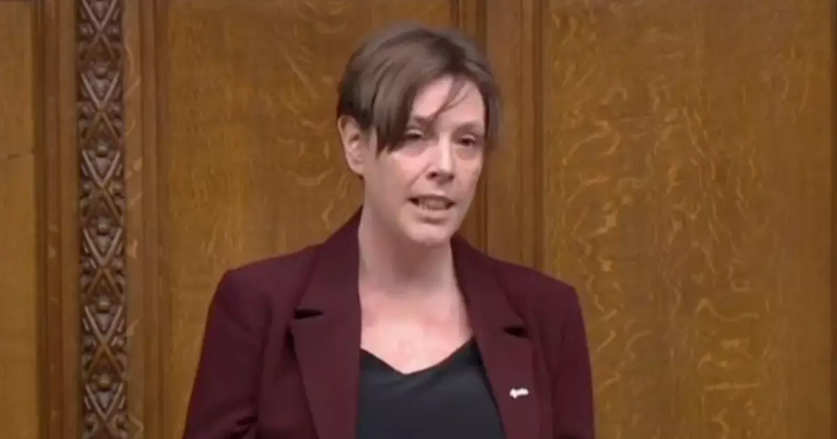 Jess Phillips parlamentaria Parlamentuan agertu zen gizonek eraildako Erresuma Batuko 128 emakumeren izenak irakurtzeko