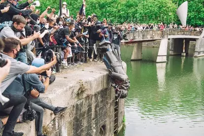 Het standbeeld van Colston wordt in de rivier de Avon geduwd.