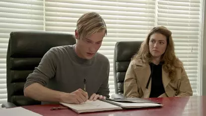 Dị ka onye na-ajụ ase, Tyler Henry doodles ka ọ pụta na 'Life After Death with Tyler Henry'.