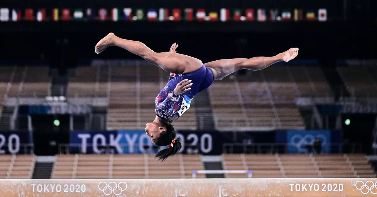 Simone Biles Konkursos En Unu Fina Olimpika Evento Meze de Ŝia "Twisties" Timigo