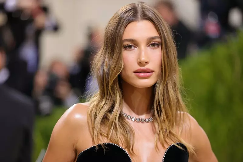 NEW YORK, NEW YORK – 13. SEPTEMBER: Hailey Bieber nimmt an der Met Gala 2021 teil, die in Amerika feiert: Ein...