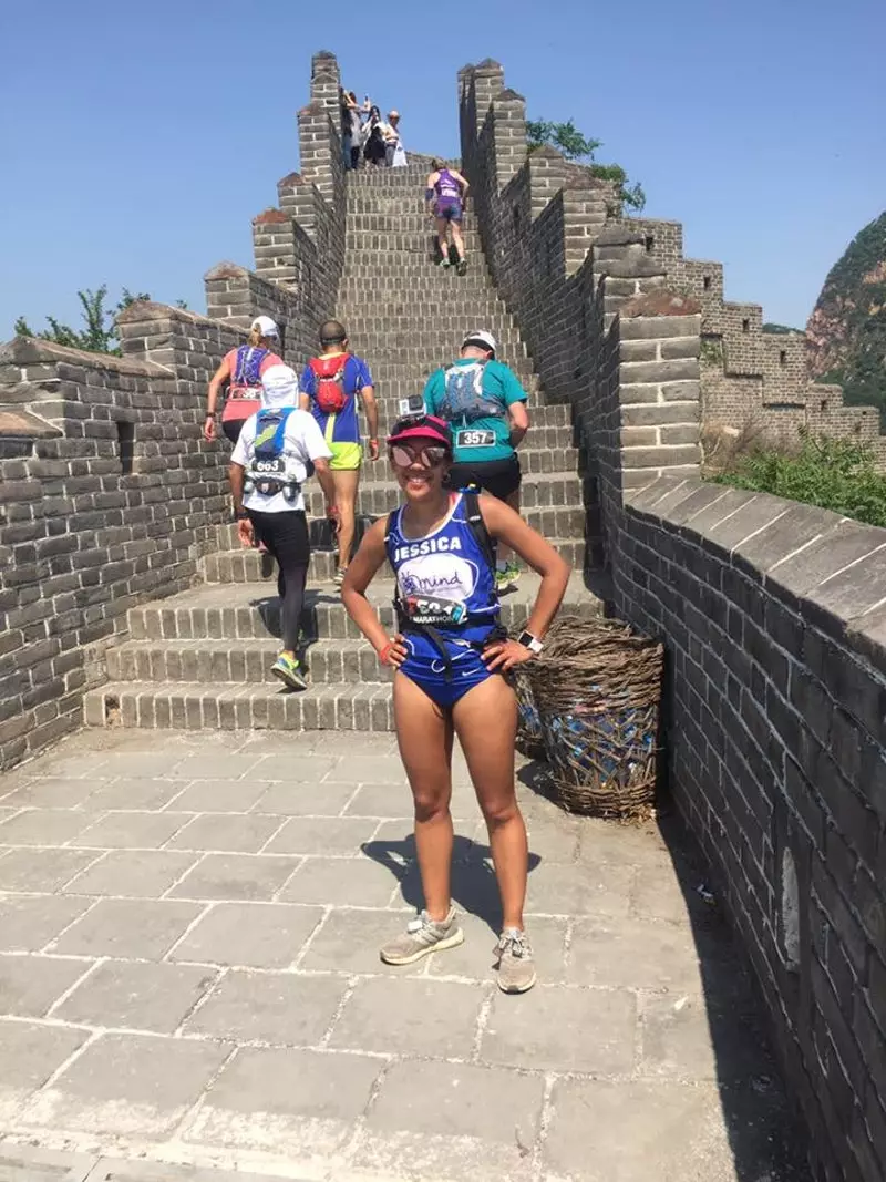 Jessica Morgan sur la Grande Muraille de Chine