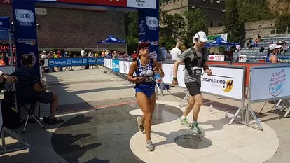 Jessica Morgan når målstregen på Den Kinesiske Murs Marathon