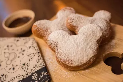 Resep beignet mickey mouse Disney menghadirkan beberapa taman hiburan ke rumah Anda.