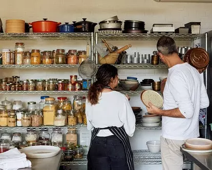 Noor Murad y Yotam Ottolenghi en la cocina de prueba de Ottolenghi