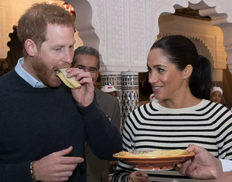 Prinssi Harry ja Sussexin herttuatar Meghan kokeilevat pannukakkuja keittokoulun esittelyssä Rabatissa.