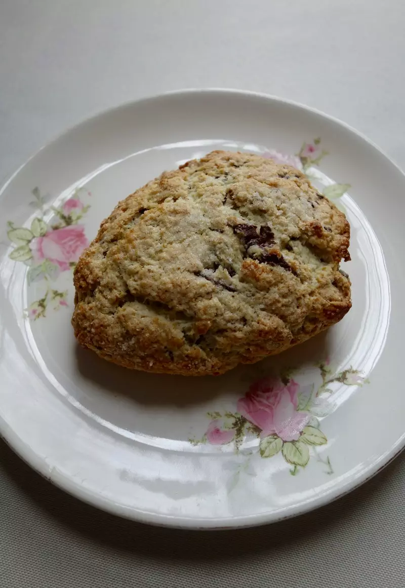 Denne Chocolate Chip Scone-opskrift til én person er dybest set en mere avanceret Chocolate Chip Cookie 2350_1