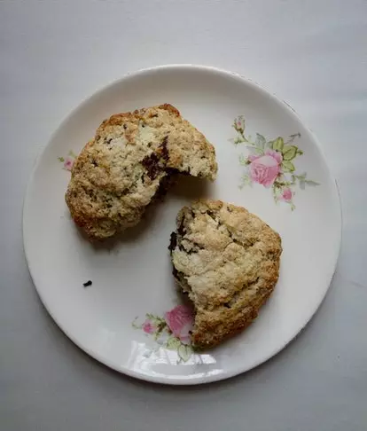 Cunnooyinka loo yaqaan 'Schocolate Chip Scone Recipe' ee loogu talagalay hal qof asal ahaan waa buskud buskud ah oo aad u jecel 2350_11