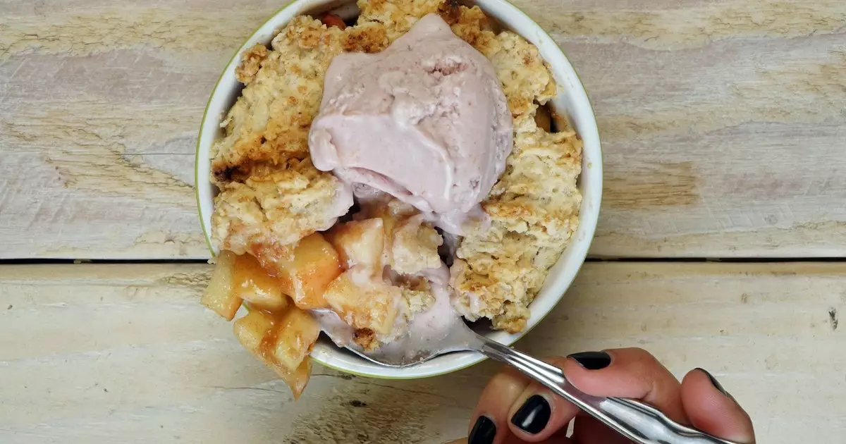 Chinsinsi ichi cha Vegan Apple Cobbler Kwa Munthu Mmodzi Ndi Njira Yabwino Yoyambira Kugwa