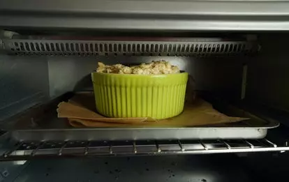 Sa a resèt vegan Apple Cobbler pou yon sèl moun se fason pafè a choute otòn 2352_10