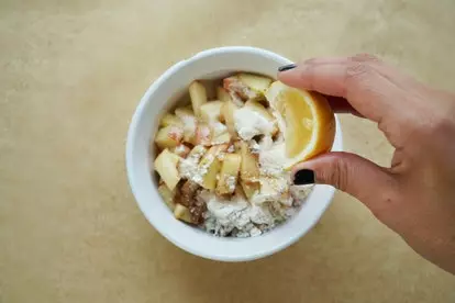 Sa a resèt vegan Apple Cobbler pou yon sèl moun se fason pafè a choute otòn 2352_6