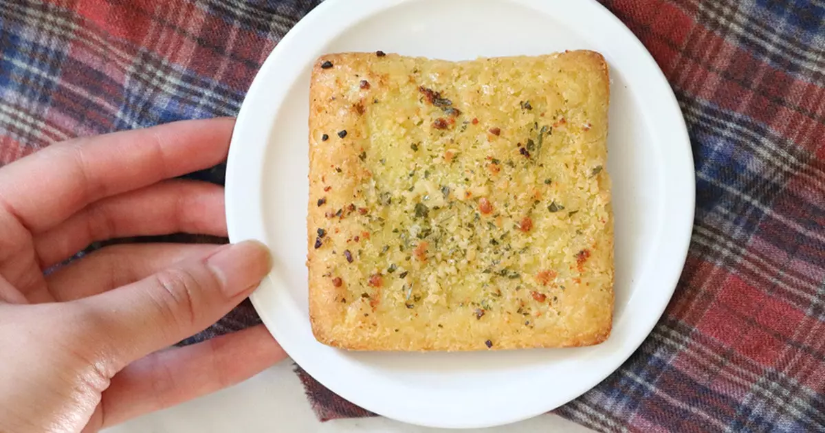 Questa ricetta di pane all'aglio senza glutine per una persona è deliziosa come sembra