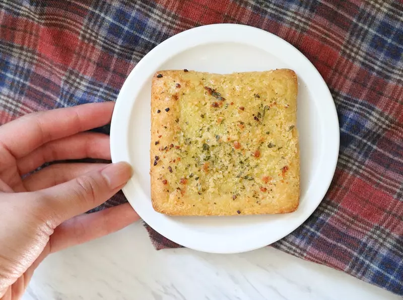 Itong Gluten-Free Garlic Bread Recipe Para sa Isang Tao ay Kasing Sarap Nito 2355_1