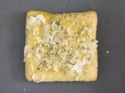 Itong Gluten-Free Garlic Bread Recipe Para sa Isang Tao ay Kasing Sarap Nito 2355_13