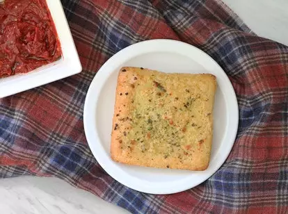 Itong Gluten-Free Garlic Bread Recipe Para sa Isang Tao ay Kasing Sarap Nito 2355_16