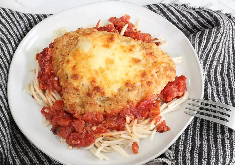 Itong Chicken Parmesan Recipe Para sa Isang Tao ay Magpaparamdam sa Iyo na Isa kang Master Chef 2356_1