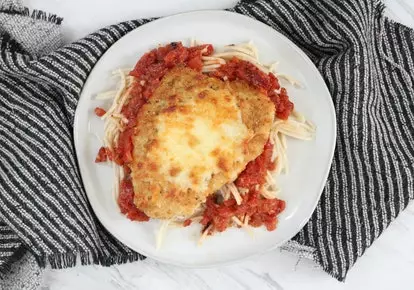 Itong Chicken Parmesan Recipe Para sa Isang Tao ay Magpaparamdam sa Iyo na Isa kang Master Chef 2356_16