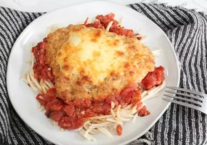 Hierdie Hoender Parmesaan-resep vir een persoon sal jou soos 'n meestersjef laat voel 2356_17