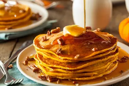 Pancakes za Maboga za Kutengenezwa Nyumbani na Pecans ya Siagi na Syrup ya Maple