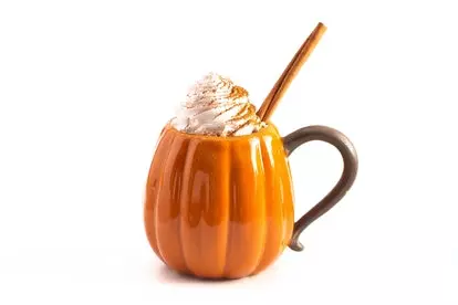 Pumpkin Spice Latte hondo zuri batean isolatuta