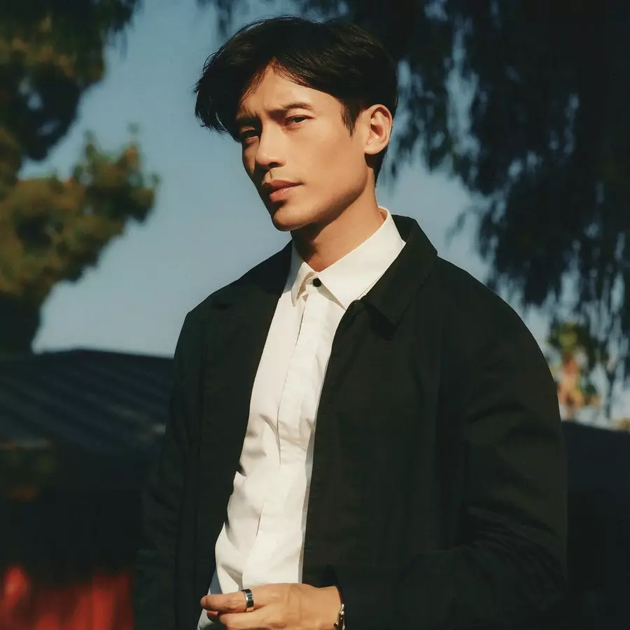 Manny Jacinto នៅខែសីហា ឆ្នាំ 2021 នៅ Mountain View Park របស់ Burbank ។