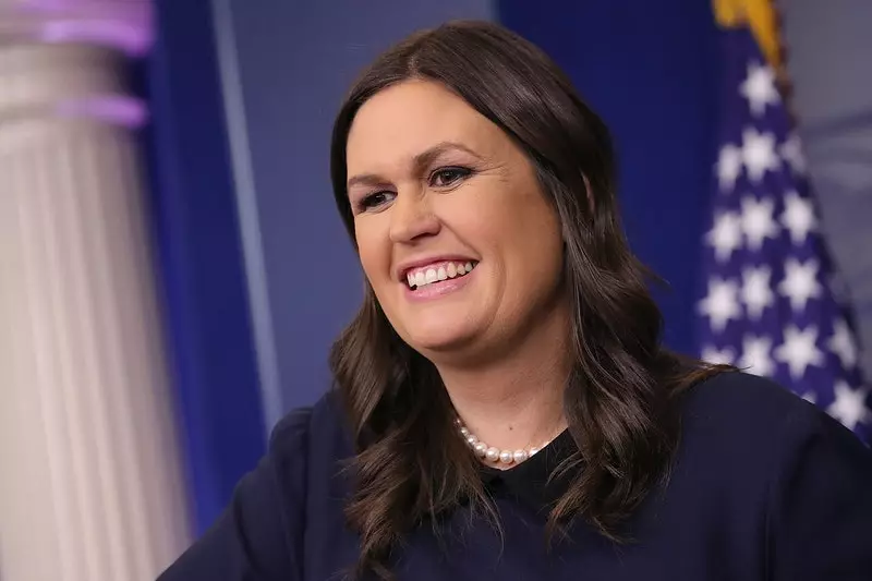 Denne video af Sarah Huckabee Sanders, der fortæller kvinder om at bede mænd om smykker, blev, øh, akavet 236883_1