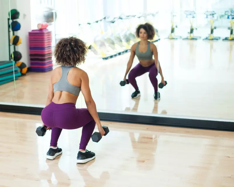 Kumaha ngalakukeun latihan anak sapi ngagunakeun dumbbells.