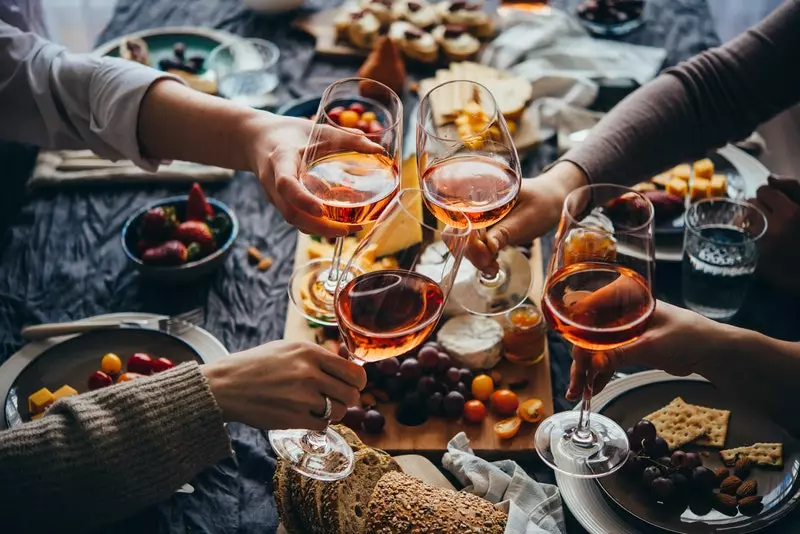 Copos de vinho rosé visto durante uma festa amigável de uma celebração.