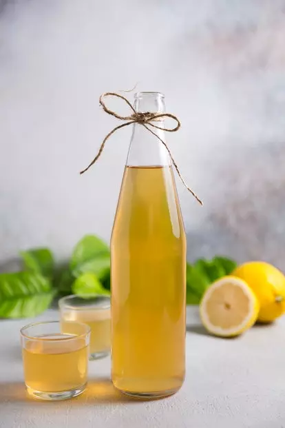 Gawang bahay na kombucha tea. Homemade fermented raw kombucha tea. Malusog na natural na inuming probiotic.