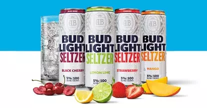 Bud Light Seltzer i smakerna svarta körsbär, citronlime, jordgubbar och mango.