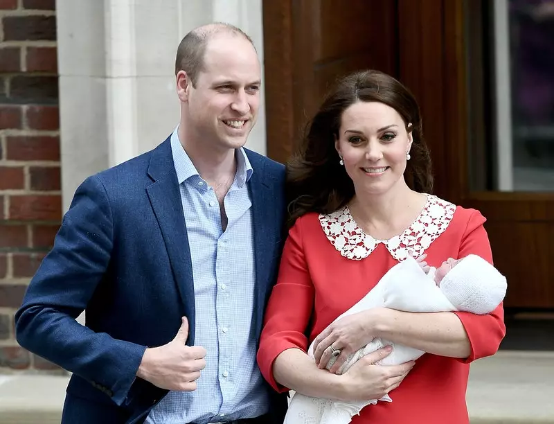 ¿Por qué Kate Middleton usó un vestido rojo al salir del hospital? El color brillante puede tener un significado patriótico secreto 249211_1