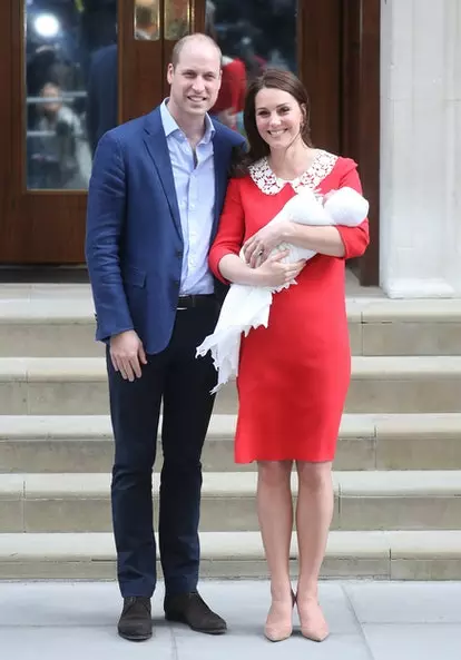 ¿Por qué Kate Middleton usó un vestido rojo al salir del hospital? El color brillante puede tener un significado patriótico secreto 249211_2