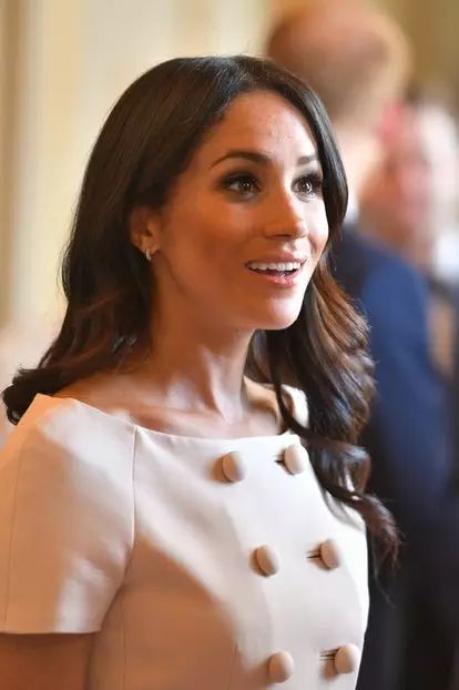 Meghan Markle Wore Highlighter እና የመዋቢያ መልክዋ በቀላሉ በቀላሉ ሊፈጠር ይችላል። 255178_2