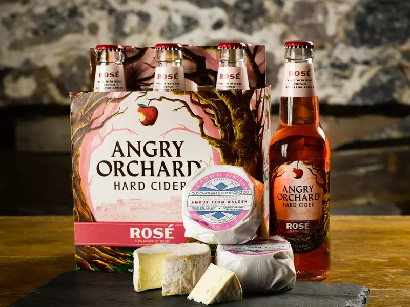 Rosé-cider-tsiis fan Angry Orchard & Crown Finish-grotten sille jo tsiisboerd dit fekânsjeseizoen verblinden 256790_1