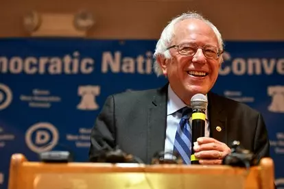 Bernie Sanders Yakijije Umugore Muri DC Gukubitwa Imodoka & Ntawe yabwiye 256813_2