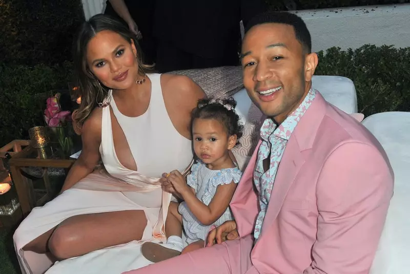 Foto Chrissy Teigen Dari Minggu Pertama Sekolah Luna Akan Membawa Anda Kembali Ke Masa Muda 259058_1