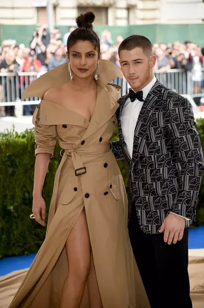 Das Hochzeitskleid von Priyanka Chopra wurde von Ralph Lauren & The Reason Why Is So Romantic entworfen 266548_3