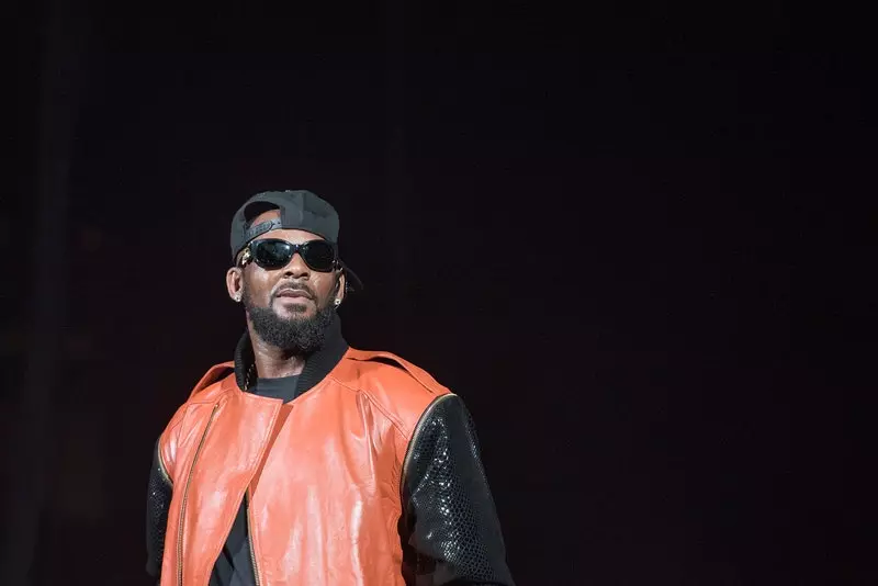 R. Kelly buvo apkaltintas kriminaliniu seksualiniu išnaudojimu 266583_1