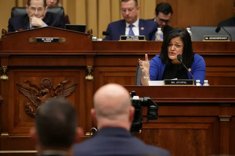 Pidéo Pramila Jayapal Grilling Trump's Acting AG On Separations Kulawarga Anu Kedah Ditingali 267904_1