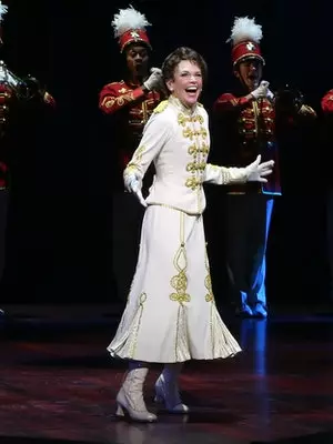 V 'The Music Man' na Broadwayu igra Sutton Foster ob Hughu Jackmanu.