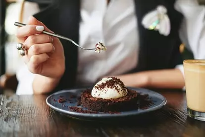 15 ئايال ئۇلارغا ئېنىقلىما بېرىدىغان يېمەكلىكنى تەسۋىرلەيدۇ 271230_2