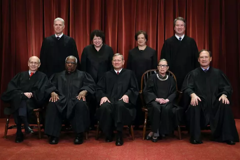 A expresión de Ruth Bader Ginsburg na foto da clase SCOTUS de 2018 é o estado de ánimo completo de Twitter. 272357_1