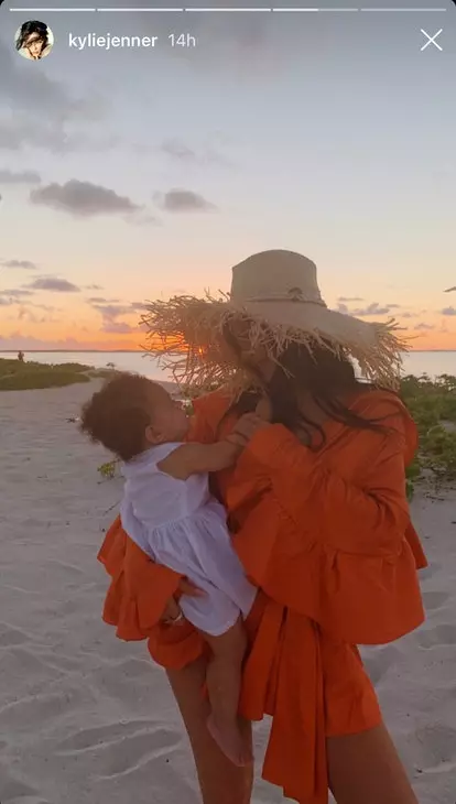 Kylie Jenner Akukondwerera Tsiku Lobadwa la Stormi M'mayambiriro Ndi Kuthawa Kodabwitsa Kwambiri kwa Tropical — PHOTOS 277085_2