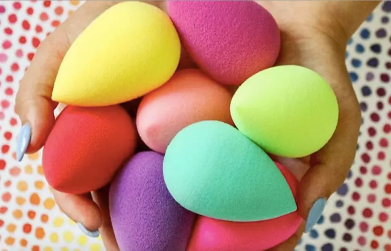 Emebere brushes etemeete nke Beautyblender maka etemeete na nlekọta anụ ahụ 279515_1