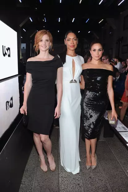 Stêrkên 'Suits' Sarah Rafferty, Gina Torres û Meghan Markle. (Wêne ji hêla Jamie McCarthy/Getty Images f...