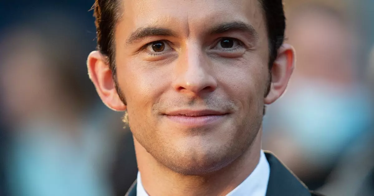 'Jonathan Bailey de Bridgerton Memoras, ke Lia Sekseco Sufokus Lian Karieron