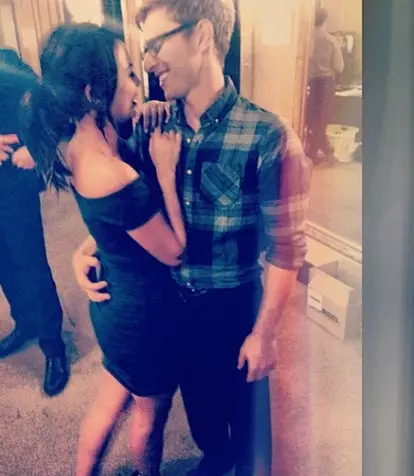 Janel Parrish an hire Frënd Payson Lewis si méi séiss wéi 